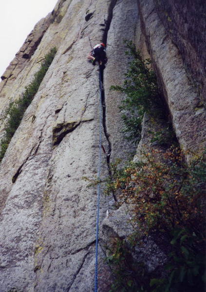 The offwidth start to BHV with the traverse ledge just above, the ...