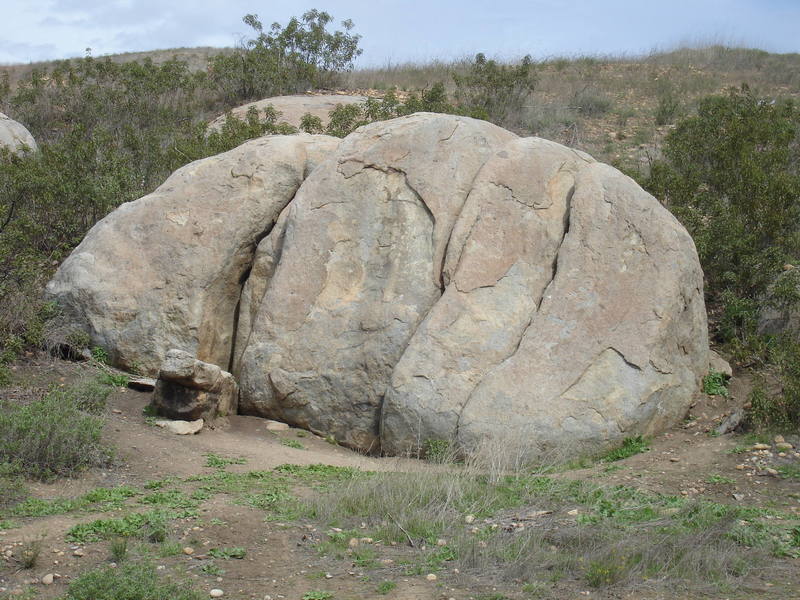 Bouldering in Mudball Cracks, San Diego County