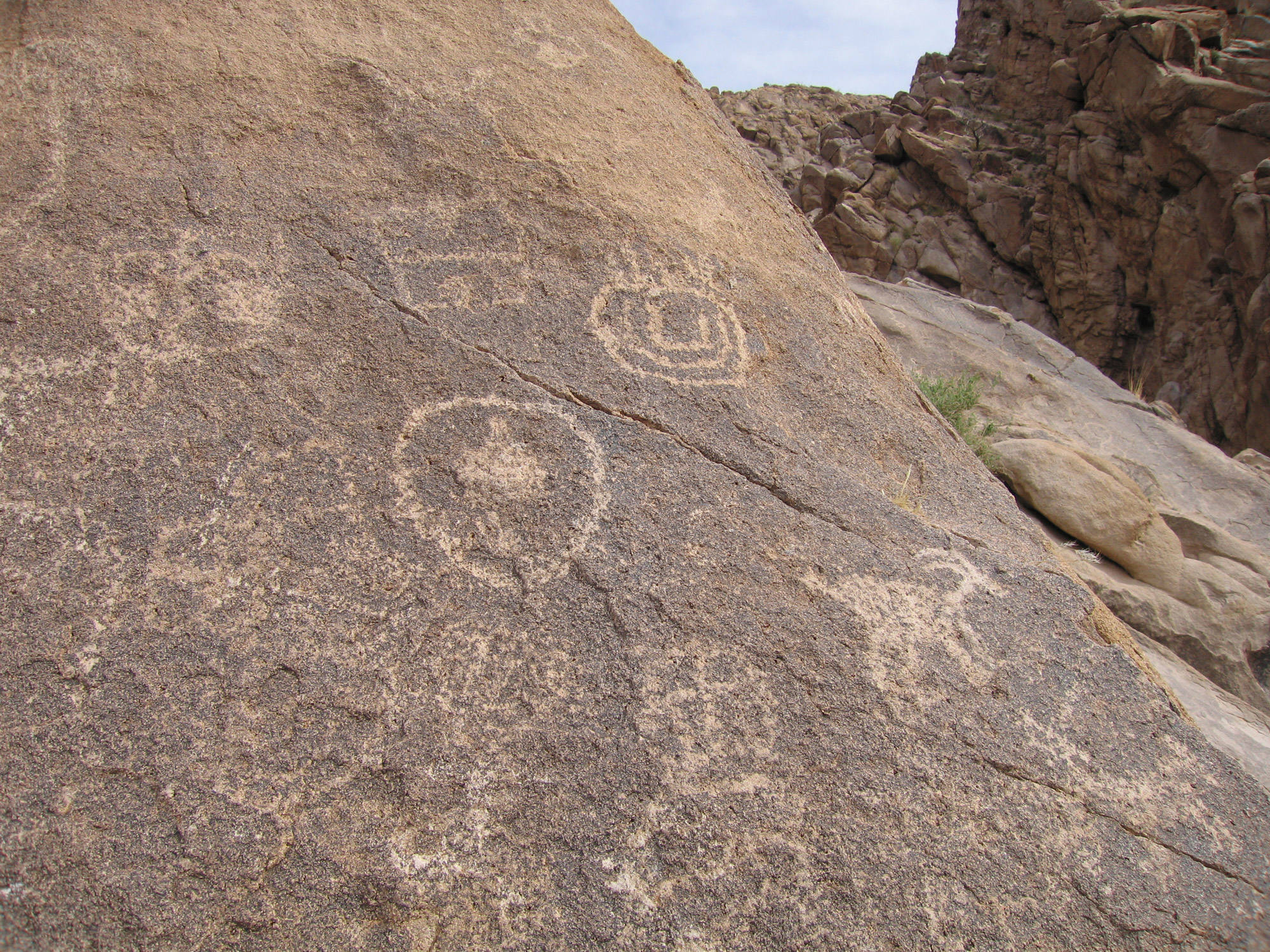 Keyhole rock art