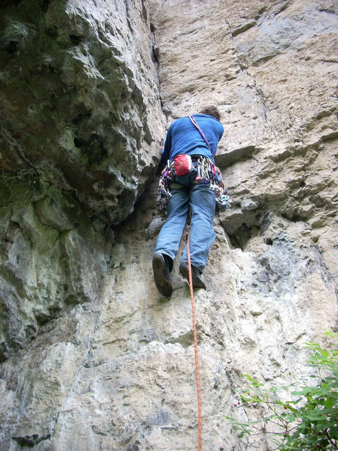 fun trad climb, rigth of the huge overhang climbs. bring standard rack ...