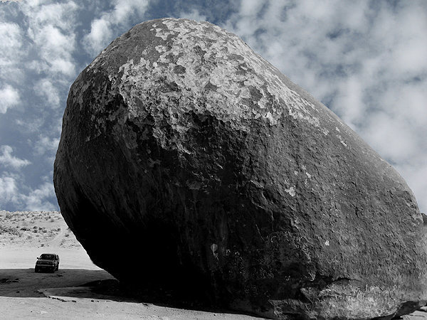 Bouldering in Giant Rock, High Desert