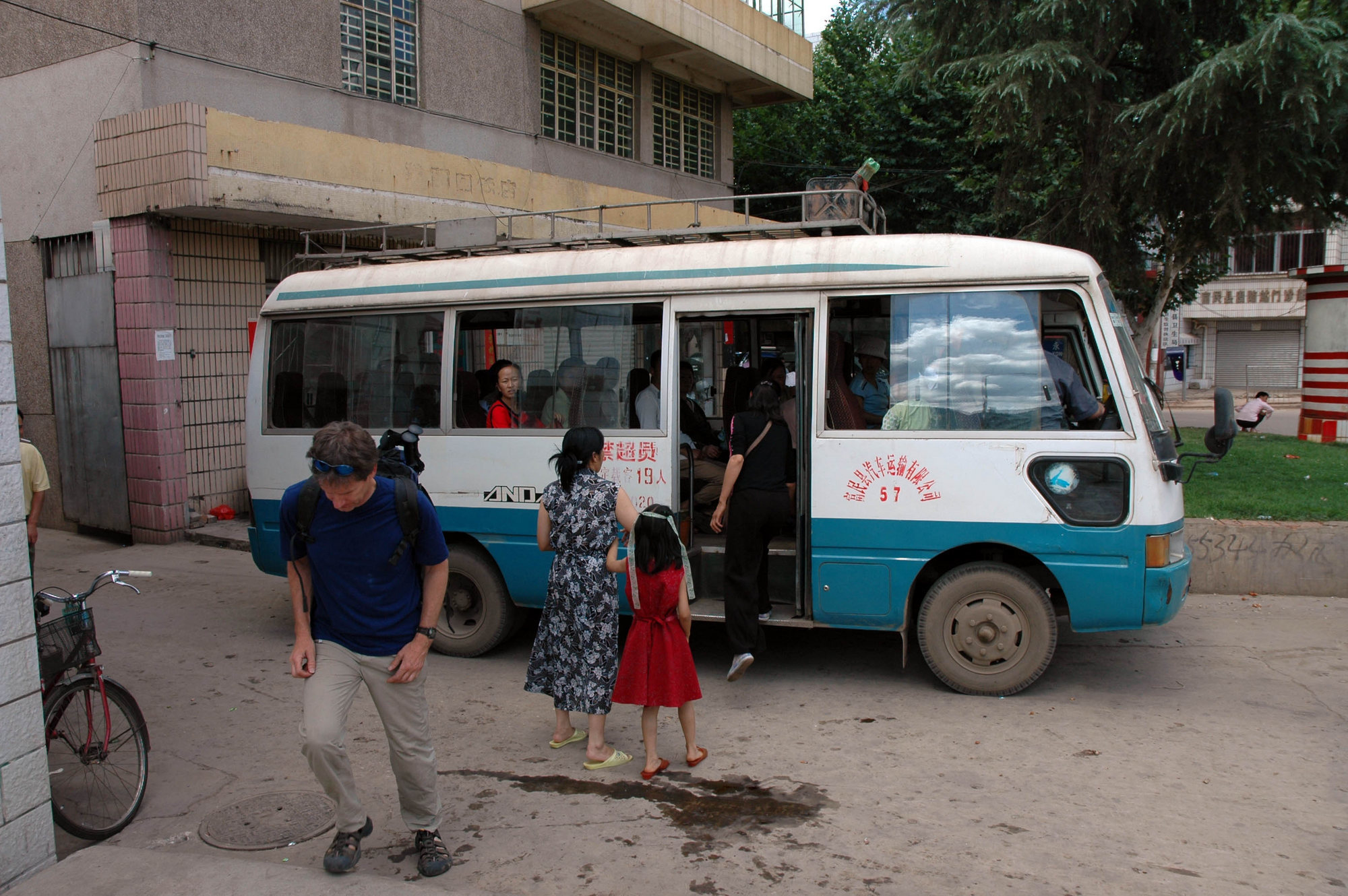 Disembarking from the Kunming bus in Fumin town, headed for the second ...