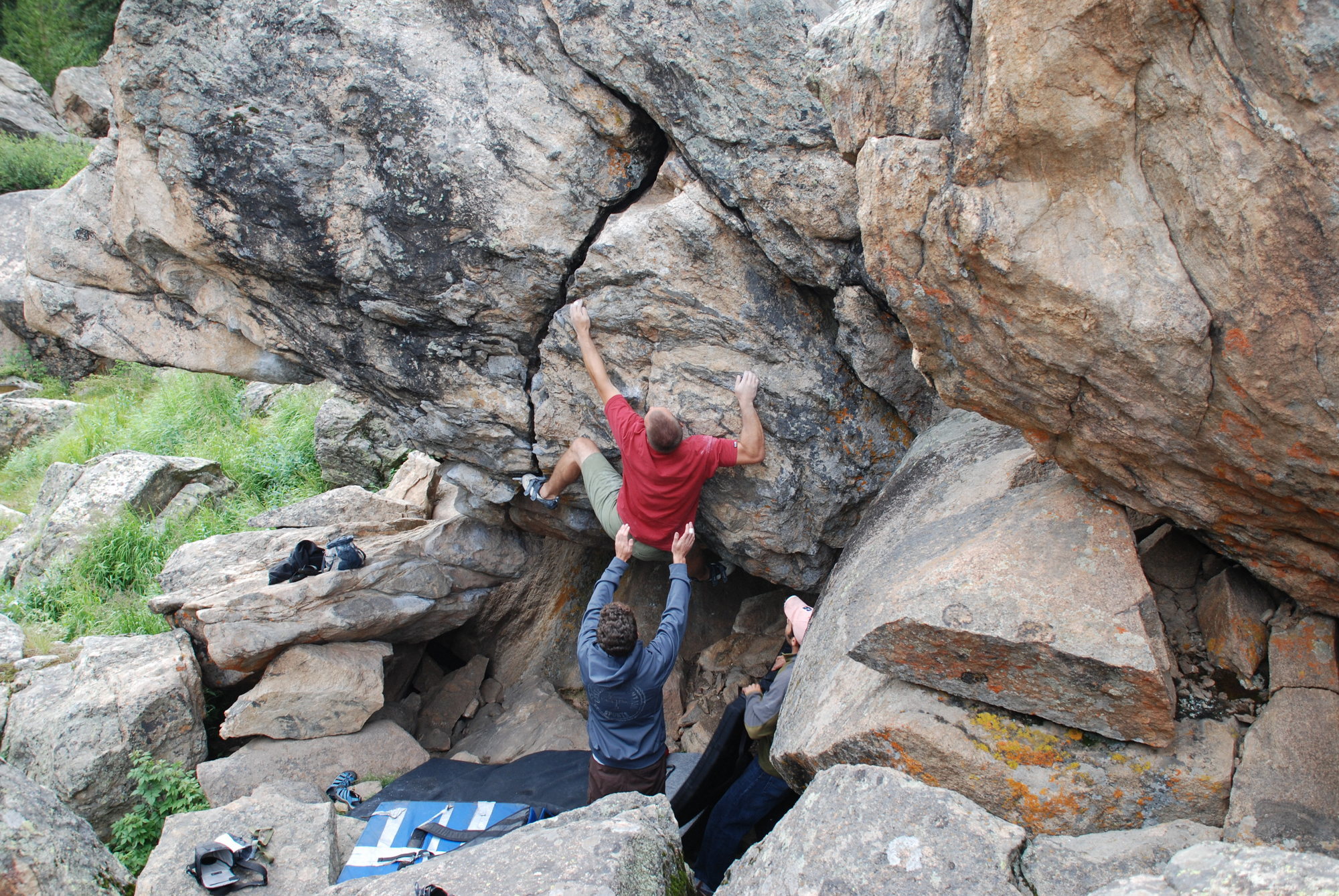 The crack that splits the lightning bolt boulder.