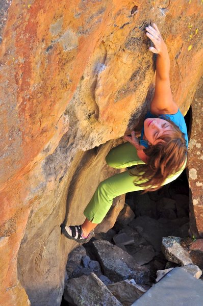 Nicky Dyal on Orange Smoothie, V2, Coal Creek Boulders.