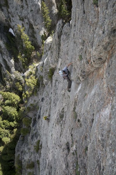 Loren Rausch leading the last pitch on the first ascent of Panthalassa ...