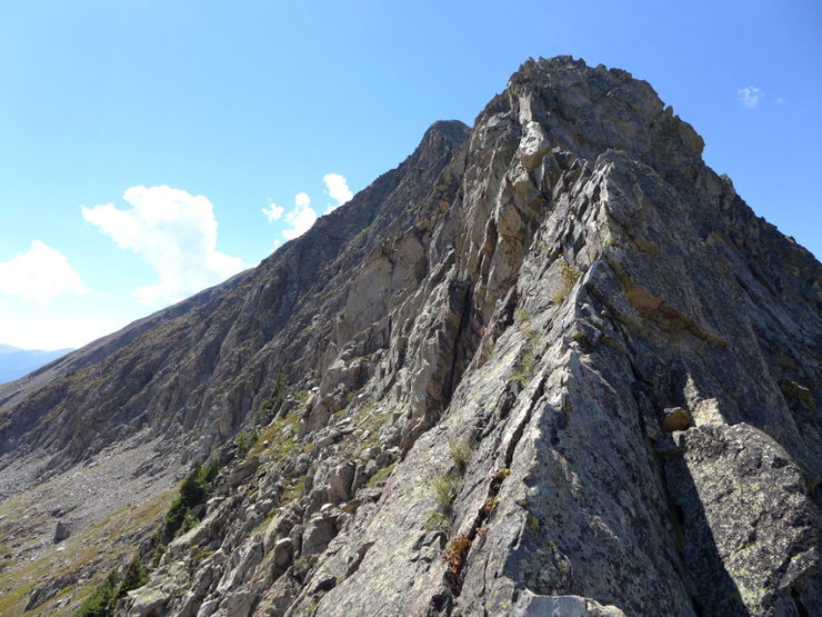 Easy knife edge ridge on Peak 4.
