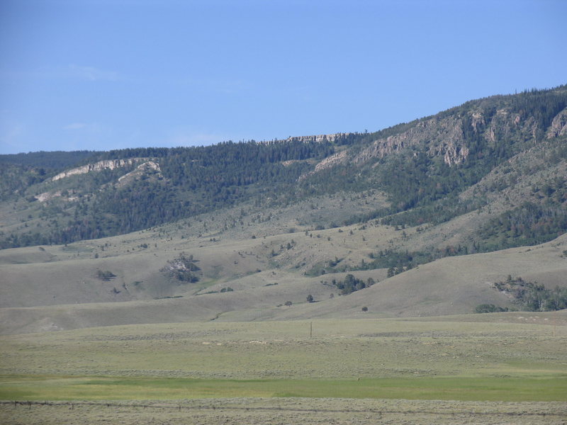 The limestone rim that occurs where the escarpment changes directions ...