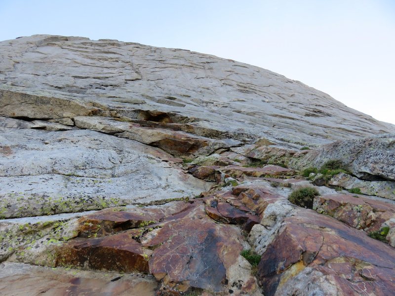 The start of Pitch 1, about 100 feet up at an arching, vegetated ledge ...