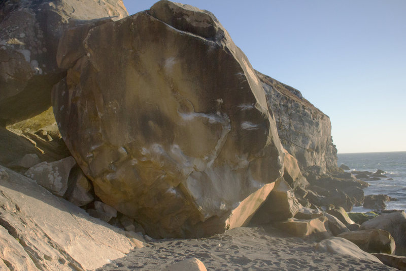 Such a beautiful boulder on an aesthetic beach.