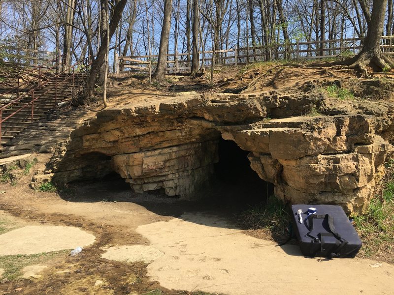 Bouldering in Red Oak Cave, Chicago Area