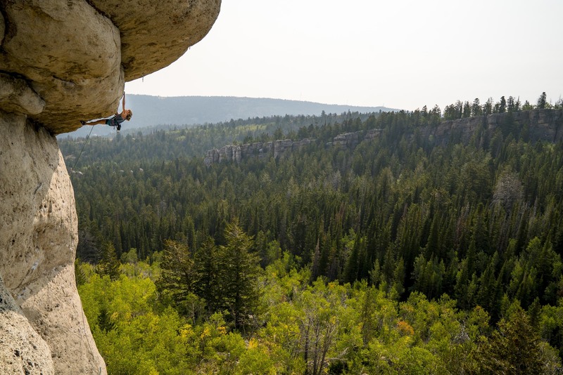 Harriet Ridley committing to the first move on the roof of American Beauty.