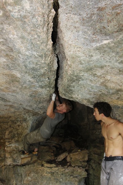 Climbing in The crack house boulder, Elk City Area