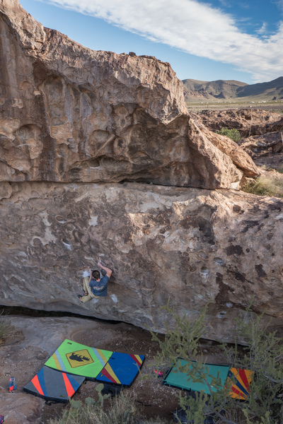Bouldering in Sign of the Choss, Hueco Tanks
