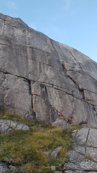 A short but clean section of cliff that may have nice single pitch lines.