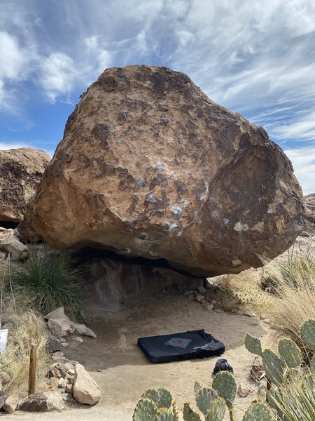 Classic V2 route pulls out of the cave onto the main face. Alternate ...