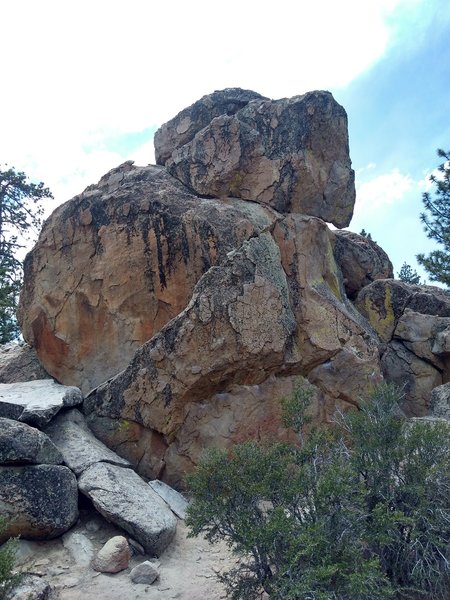 Bouldering in Bulletproof Rock, San Bernardino Mountains