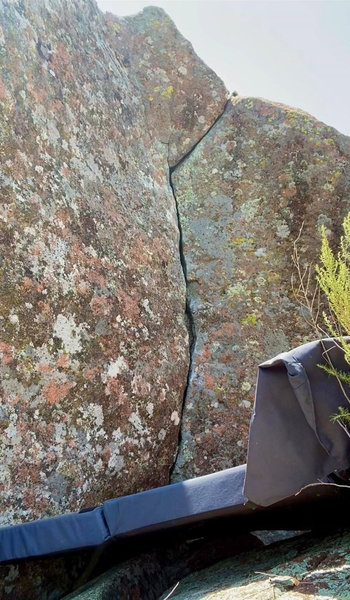 Hide The Crack viewed facing WSW. Finger-lock crack with good nodes for ...