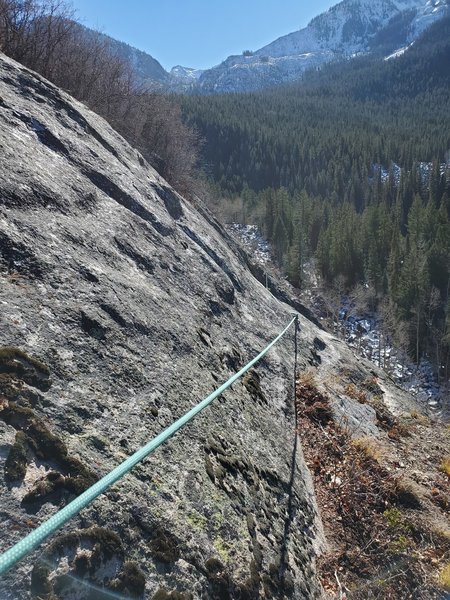Fixed rope traverse. Access to the crag (a 70m rope reaches the ground).