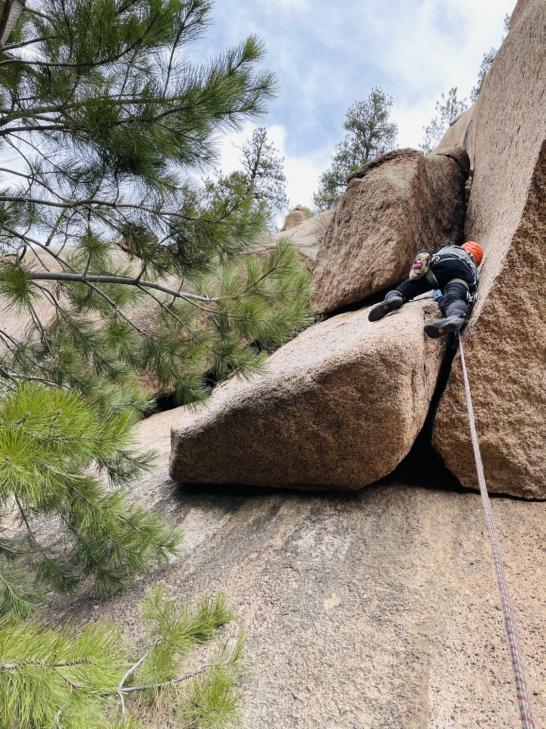 Unusual heel-toe progression. The crack is too undercut to be useful ...