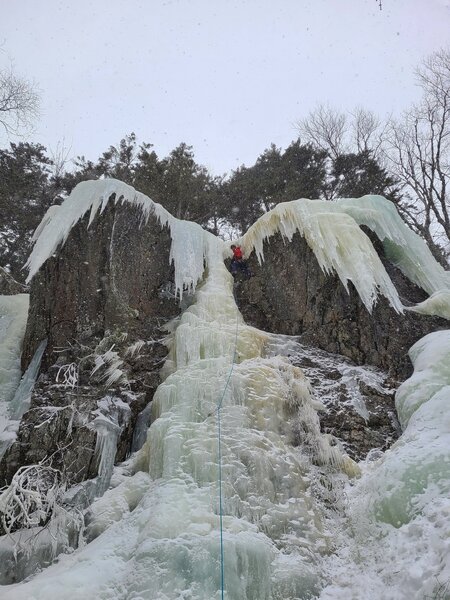 Joe Cormier leading the route in marginal conditions