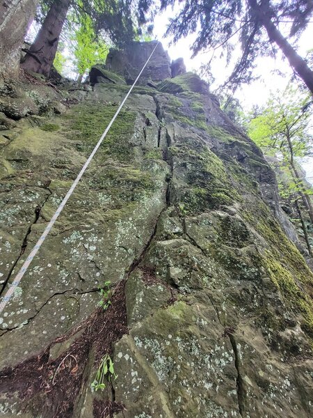 (1) The flared crack on the slab to start