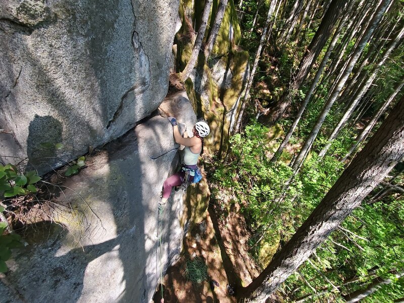 Lindsay pulling the challenging mantle move