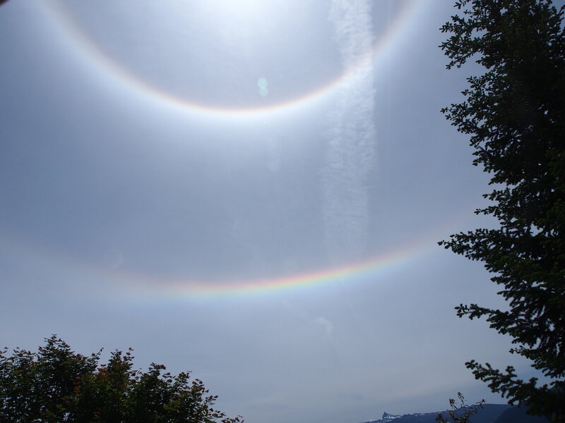 The rainbow-like multiple rings of the sun halo