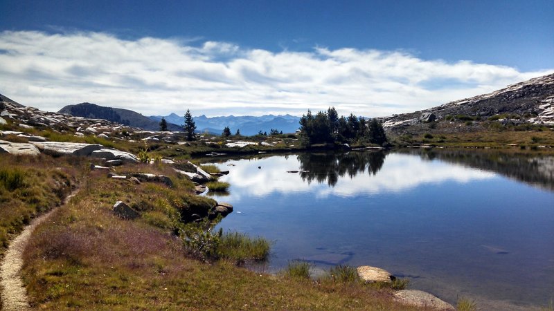 Small alpine lake along Isberg Trail with the Silver Divide and John ...