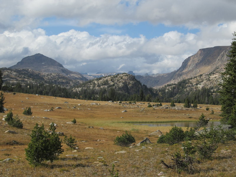Beartooth Plateau and glaciated valley from the northern end of Island ...