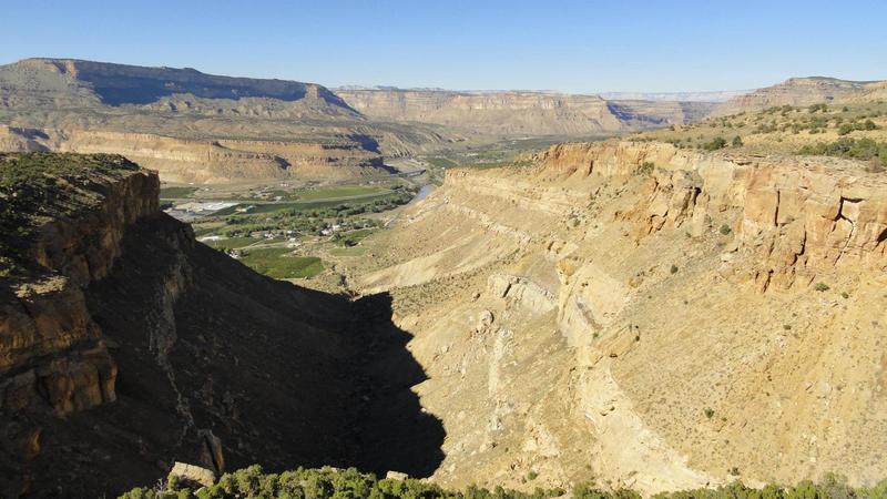 Palisade Rim Trail runs along the edge of the cliffs on the right, it's ...