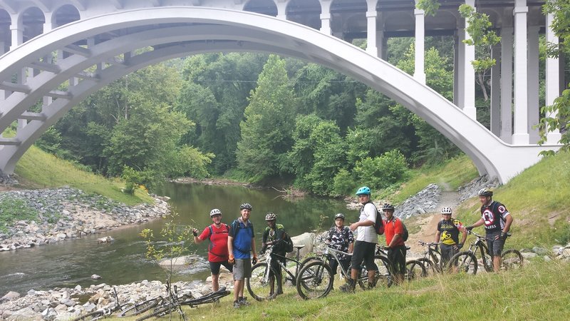 MVD Mountainbikers posing at the Route 40 bridge